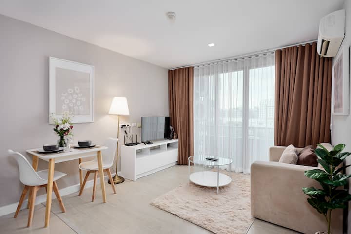 Stylish 1-bed Condo Next To Mrt In Bangkok Center - バンコク