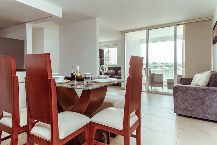 Lp-701 Sleek Getaway | Gorgeous Apt A/c & Parking - Cali