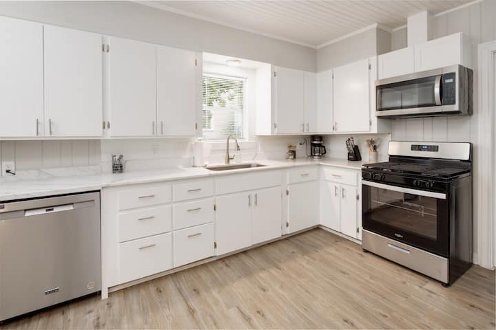 8-bdrm: Perfect For Game Days - Bryan, TX