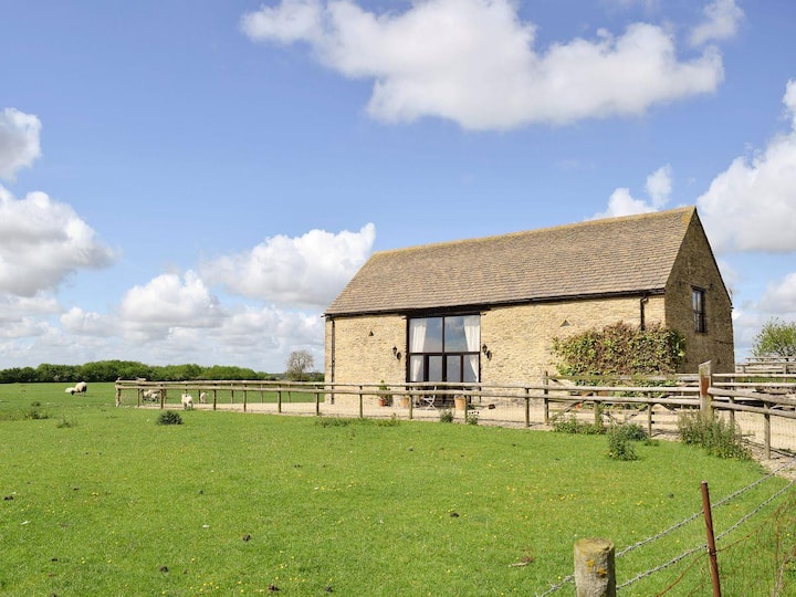 Light And Airy Barn Conversion With Stunning Views - Cotswolds