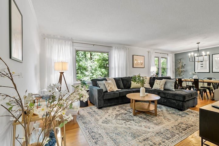 Luxury 4bed | Movie Room + Games + Pool Table - Raleigh