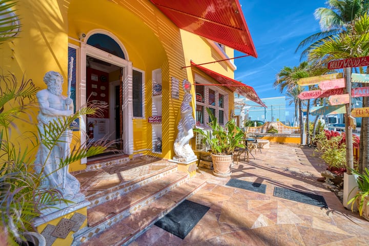 Beachfront 1br Suite Steps To Sand. Prime Location - Hollywood, FL