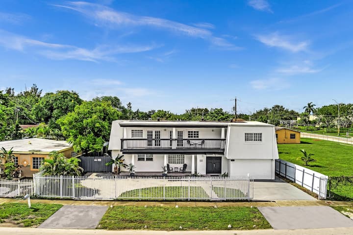 Miami Gardens 2 Story Villa - Miami Gardens, FL