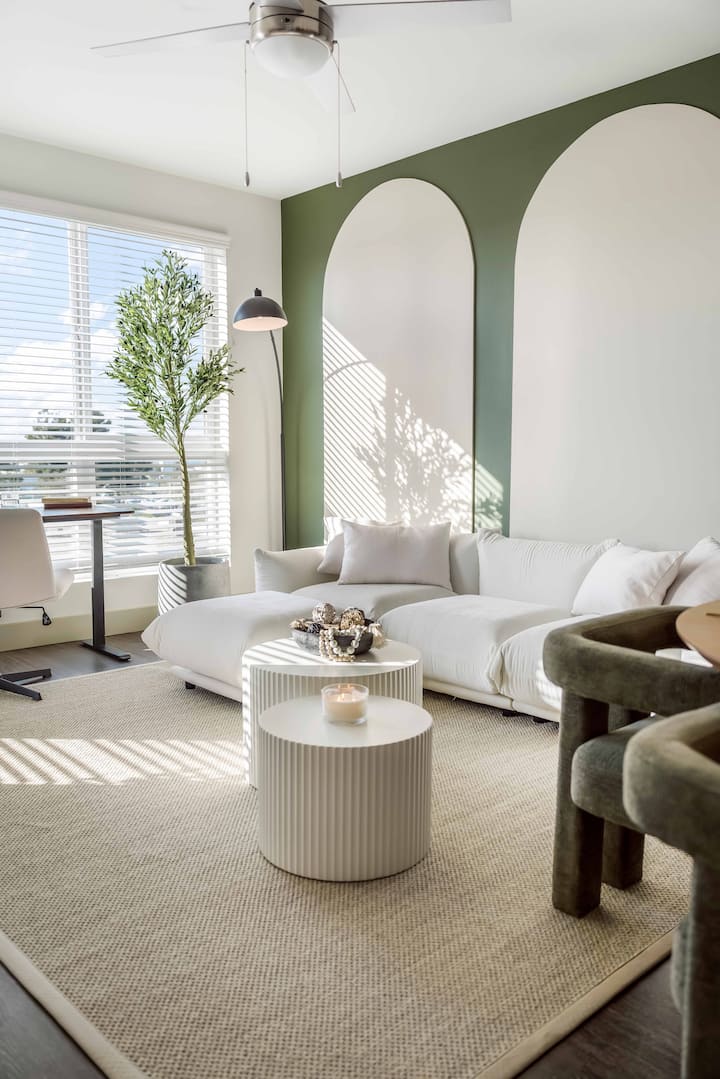 Casa Tivoli® - Luxury 2br W/ King Beds, Gym, Pool - Tustin, CA