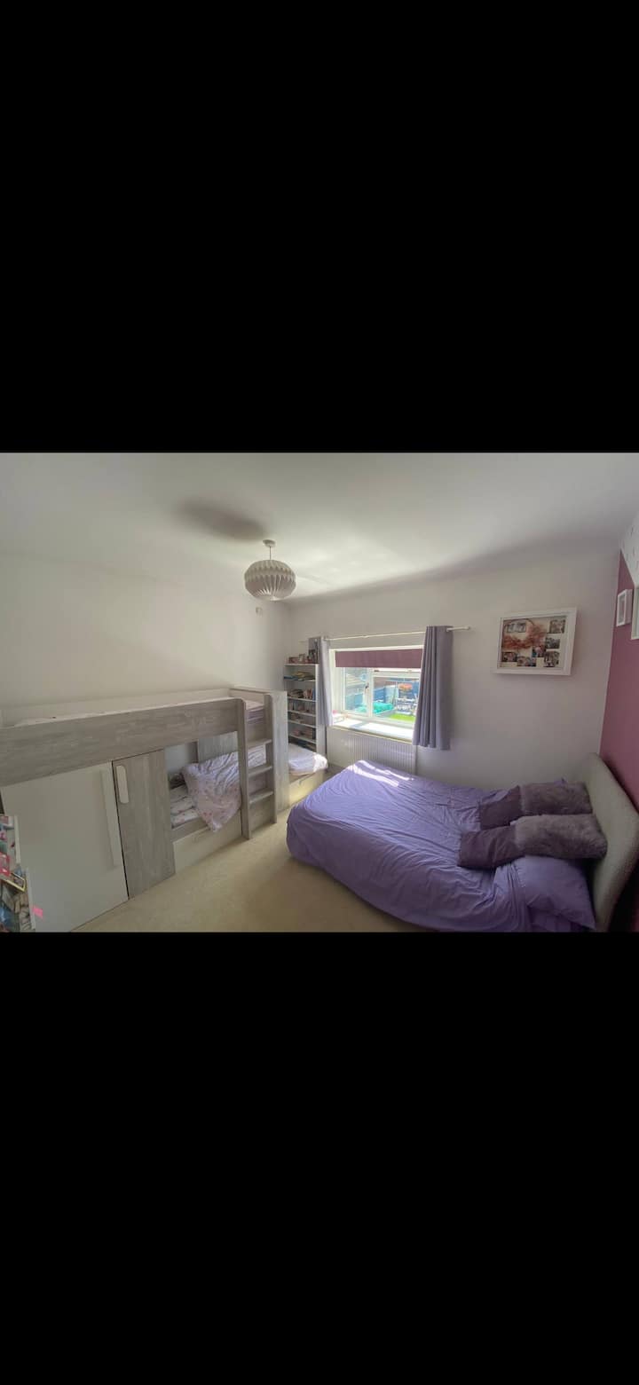 Family Room In Friendly Home! - Pontypridd