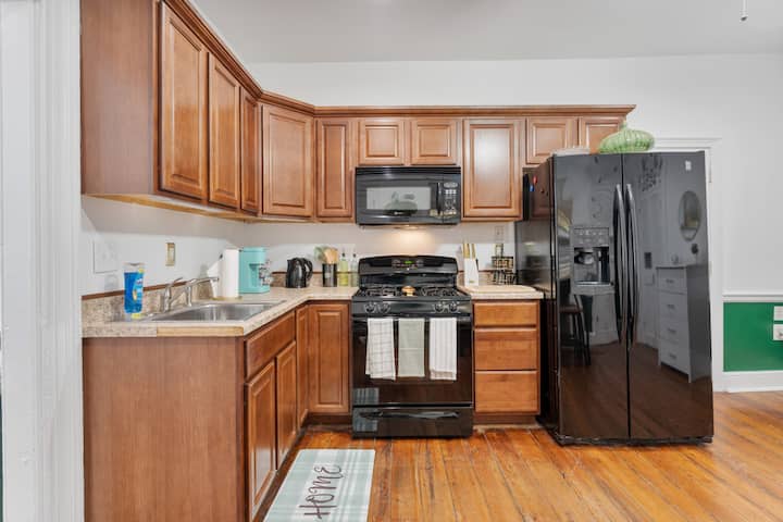 Chic Studio W/ Workspace + Laundry | Pet-friendly - Fredericksburg, VA