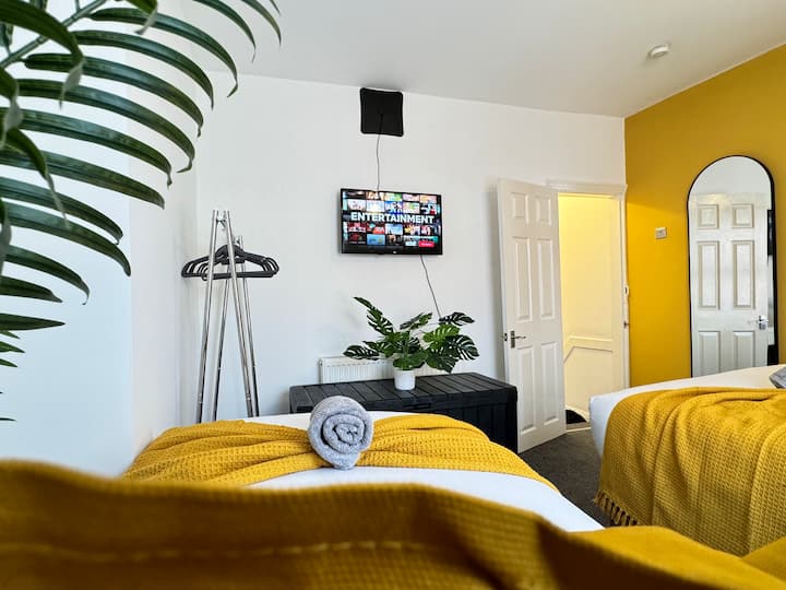 Tv In Every Bedroom | Free Parking | Designer Home - Guernesey