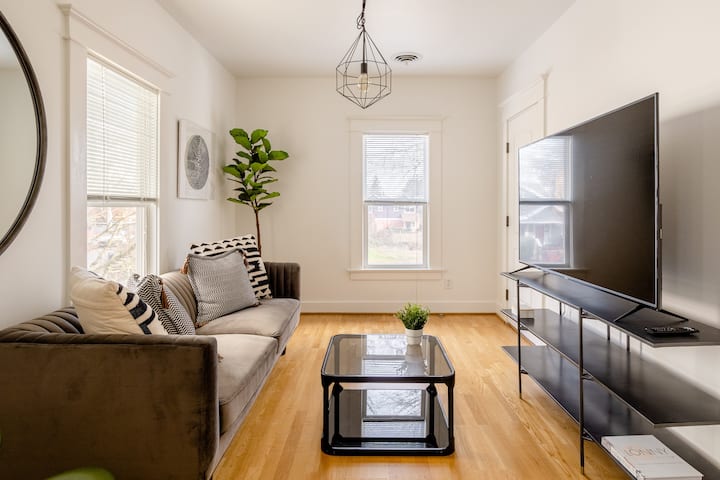 Hipster Vibe Apartment - Food Carts & Live Music - Portland, OR