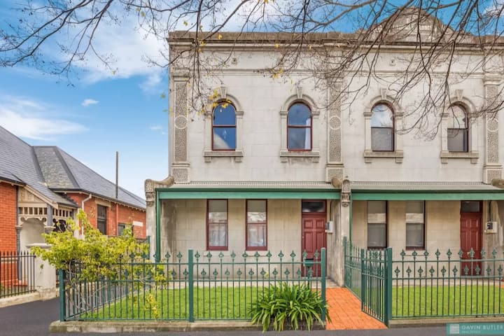 2 Bedroom Cbd Townhouse & Carport - Bendigo