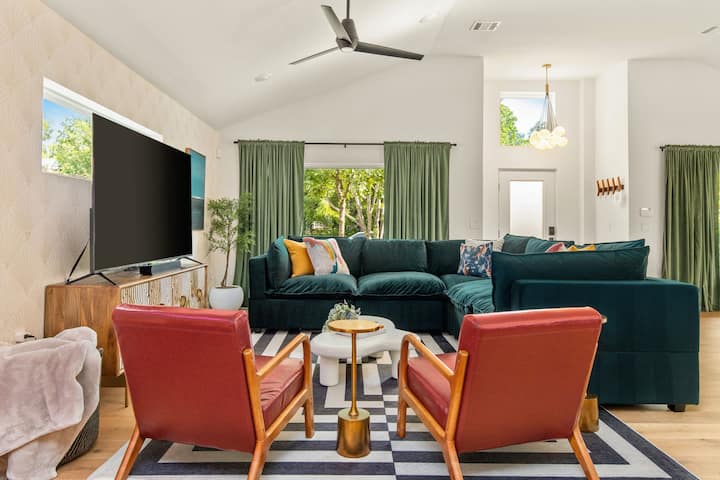 Sleeps 12 · Hot Tub · East Austin · Putting Green - Austin