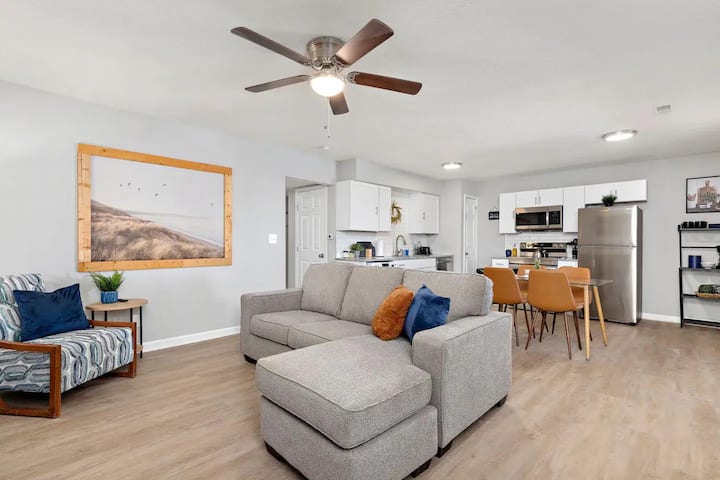 Rock Chalk Villa 2bedroom 1bath Free Parking &Wifi - Lawrence, KS