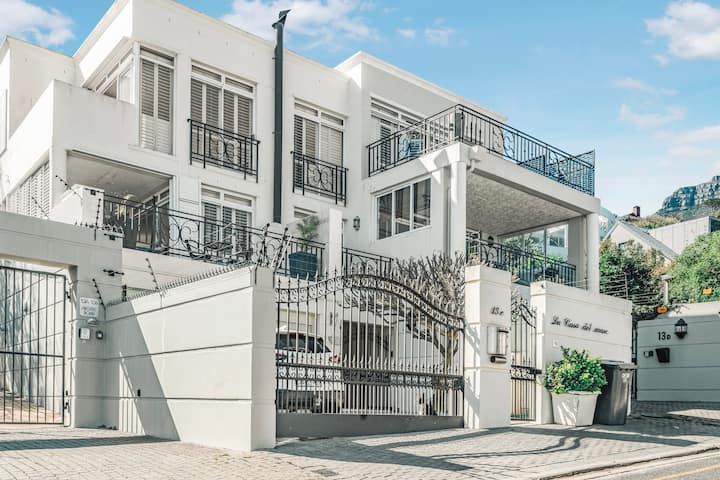 Family Home In Camps Bay - キャンプス・ベイ