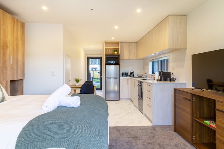 Single Level Studio Escape On Wilmer St - Central - Lyttelton