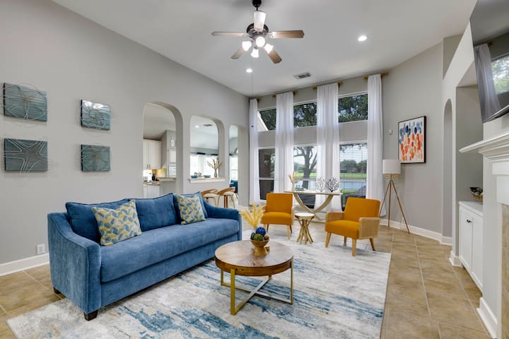 Stunning Pearland Lakeview Retreat - Pearland, TX