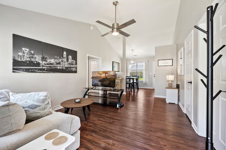 Large Fenced-in Yard! Dogs<3 Quiet, Clean, Comfort - Charlotte