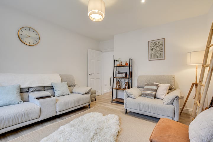 Warm & Cosy, Pet-friendly Home - Bury