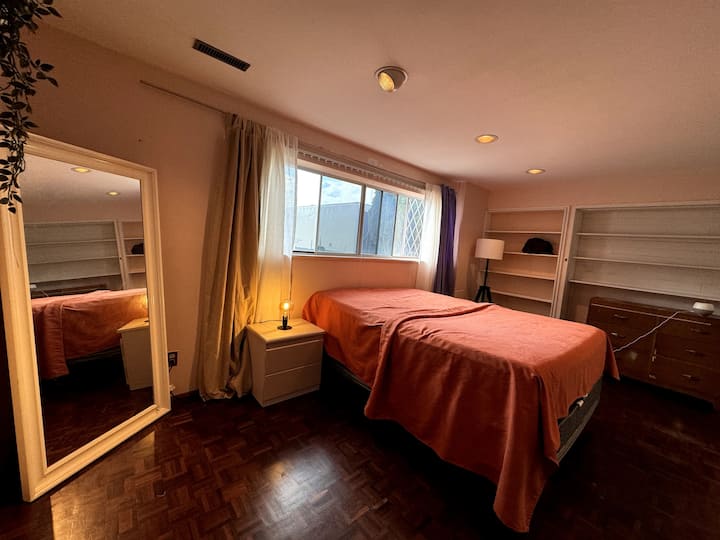 Spacious Studio, Private Bath, Kitchenette, Dining - Port Moody