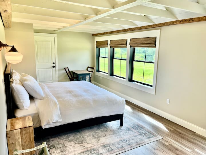 The Kinni Cottage - Dwell Riverfront Farmstay - Hammond, WI
