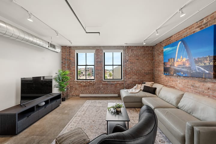 Downtown Dsm Loft Style Apartment - Blank Park Zoo, Des Moines