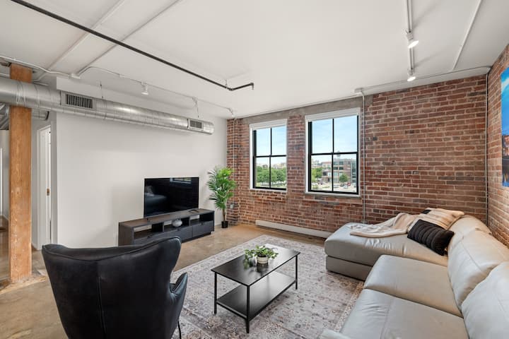 Downtown Dsm Loft Style Apartment - Des Moines, IA