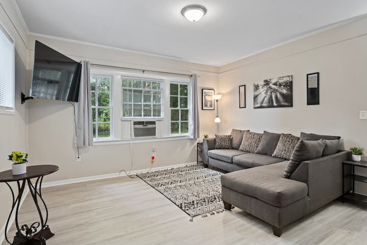 "Magnolia Hutch" 1bed, Full Kitchen & Living Space - Hattiesburg, MS