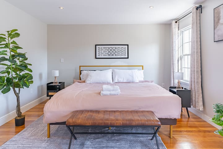 Chic King Bed Room With A Bathroom In Newark - Newark, NJ