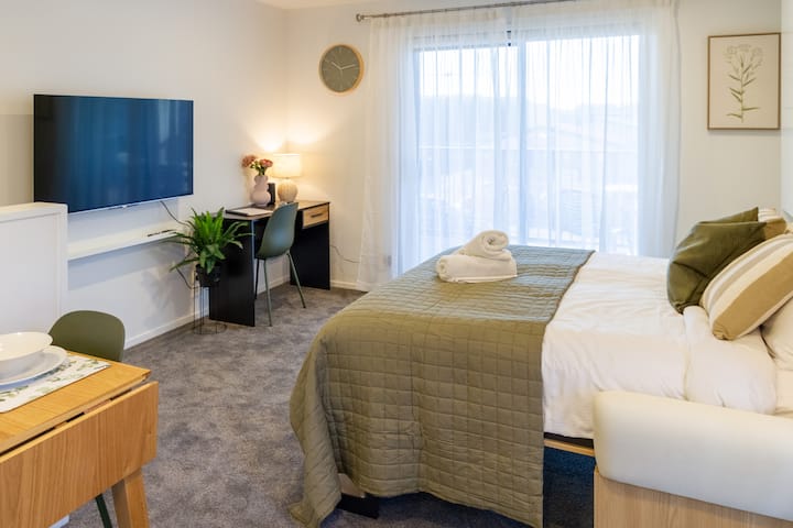 Luxury Studio With Balcony - Close To Supermarket - Christchurch