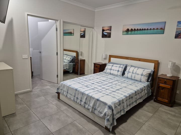 Julian Lodge Studio - Sunshine Coast
