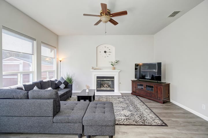 Cozy Single Story Retreat Near Sac Downtown - Sacramento, CA