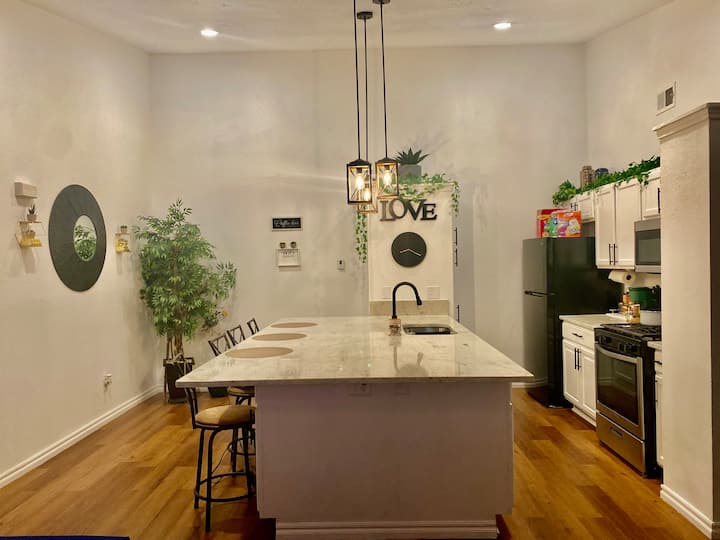 2br 2ba Quiet, Private Backyard, Screened Porch - Universal City, TX