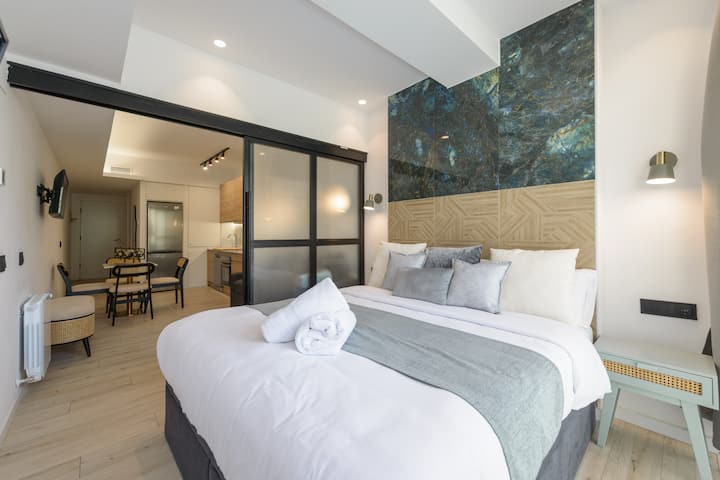 Deluxe Sol, By Monaro 1br 1bth Exterior. - Madrid