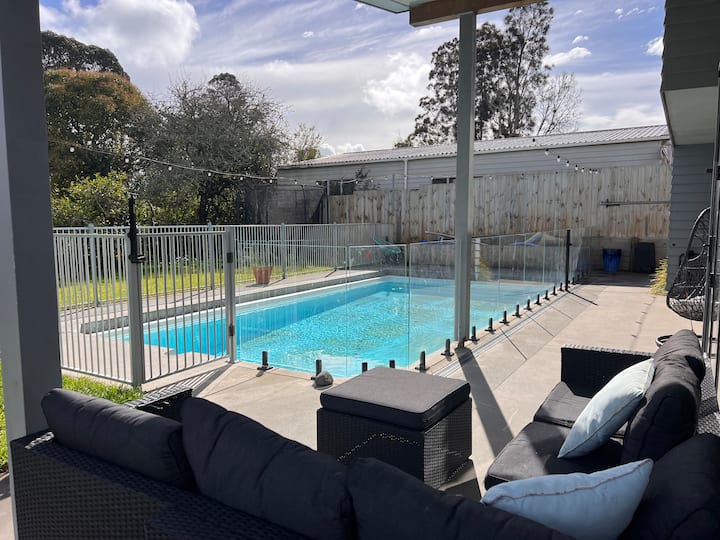 Sunny Escape: Family Pool Getaway - Waiheke Island