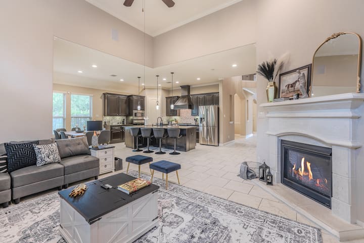 Woodlands Elegant Home, Patio, Studio & Kids Room - The Woodlands, TX