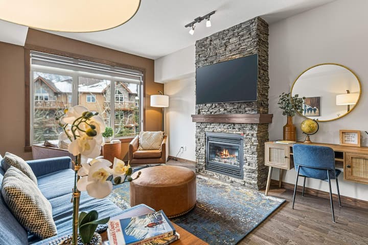 Cozy Mountain Getaway | King + Heated Outdoor Pool - Canmore