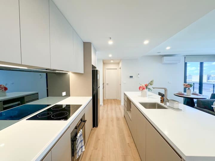 Modern One-bedroom In Phillip With Parking - Canberra
