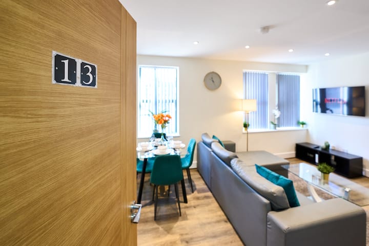 Spacious Jazzy Apartment - Mirfield