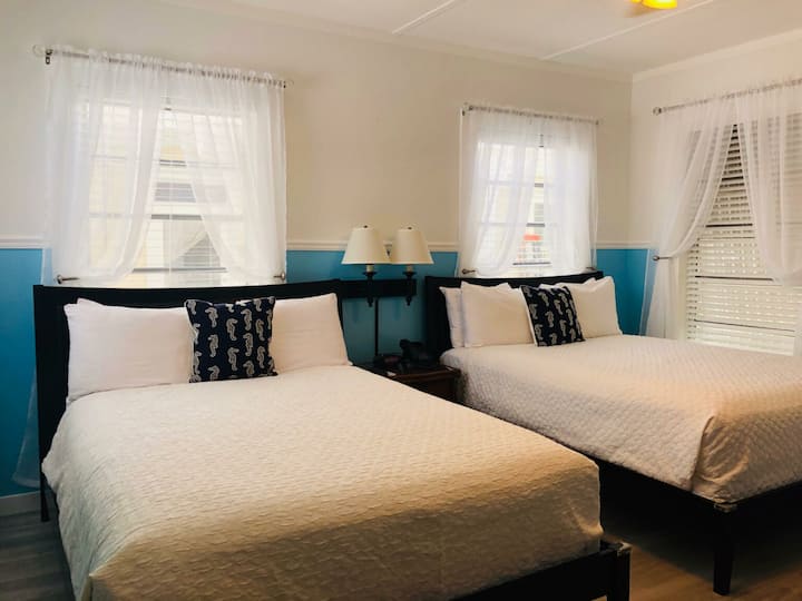 2 Queen Beds W/ Private Bathroom Across Hallway - Key West, FL