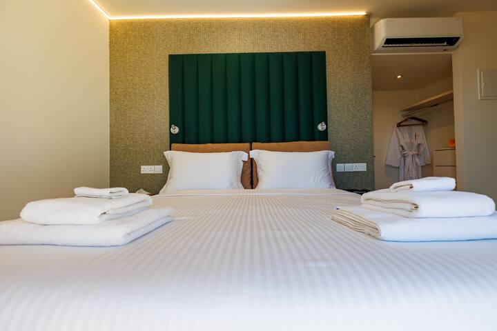 Suite 6: Stylish, Seaview From Bed ~ Walk To Sea - Limasol