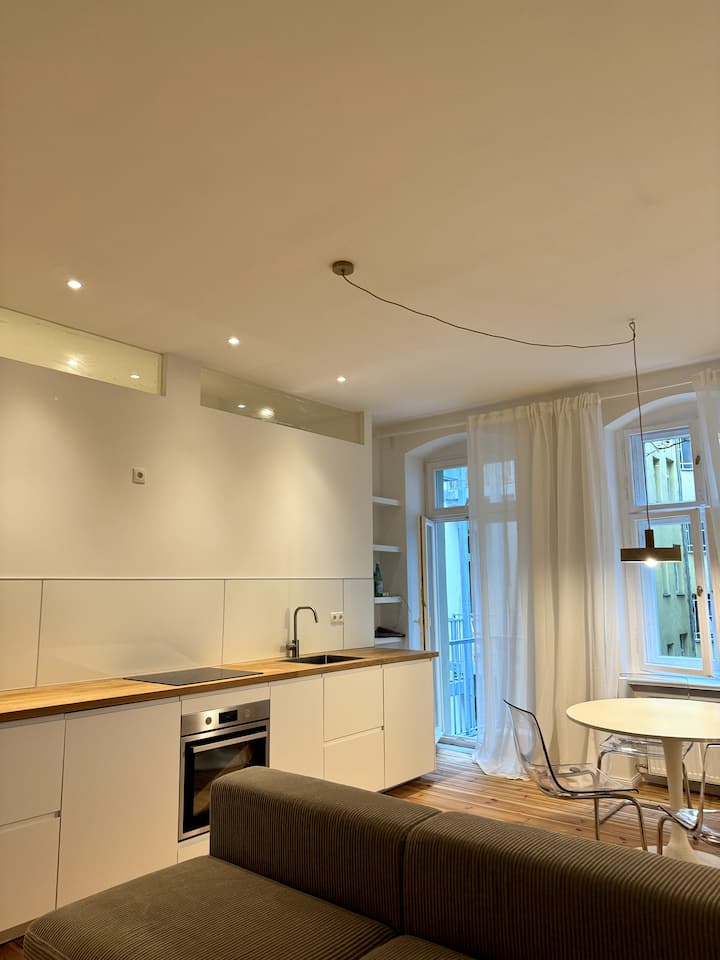 Fresh 2-room Fronting Mauerpark, W/balcony & Wifi - Berlin