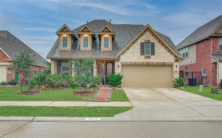 Room #3 In A Peaceful Lake View Home - Stafford, TX