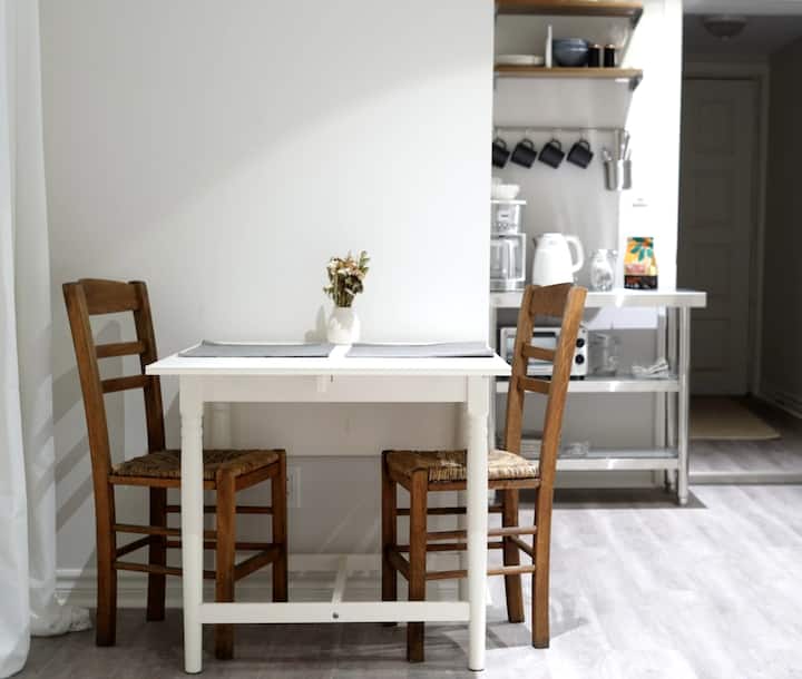 Guest Suite Near Geary Ave - 토론토