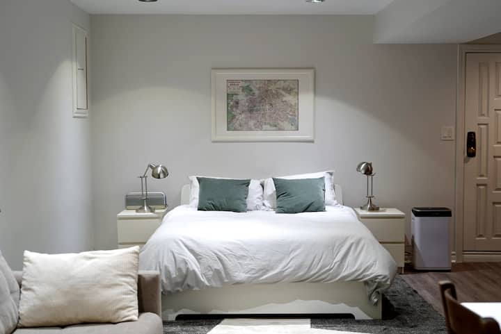 Guest Suite Near Geary Ave - Toronto