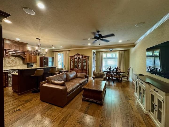 Southern Comfort Townhome - オーバーン, AL