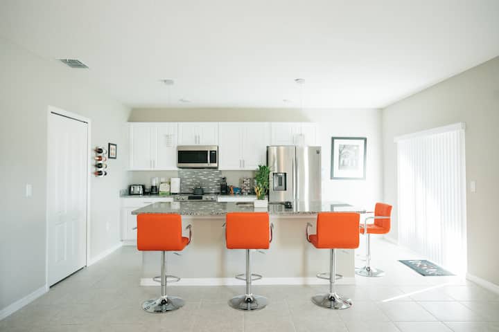 Welcome To Your Serene Retreat - Palm Bay