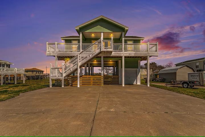 Salty Tides & Beachin' Vibes - Crystal Beach, TX