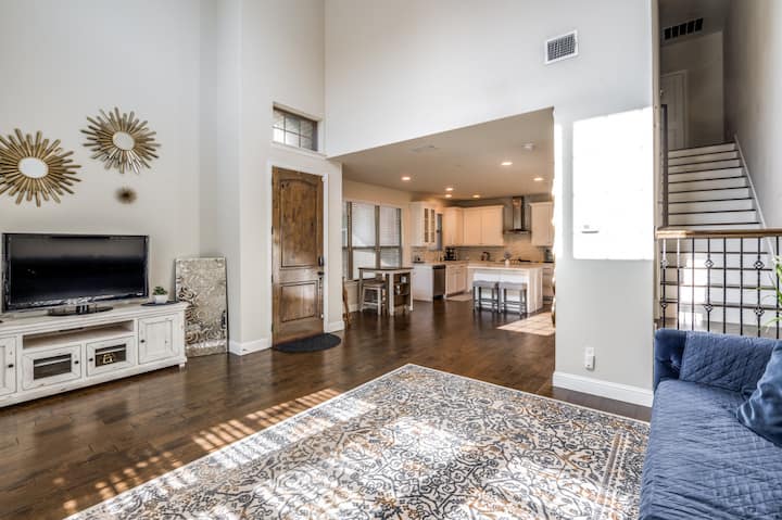 Central - Spacious Townhome - Carrollton, TX