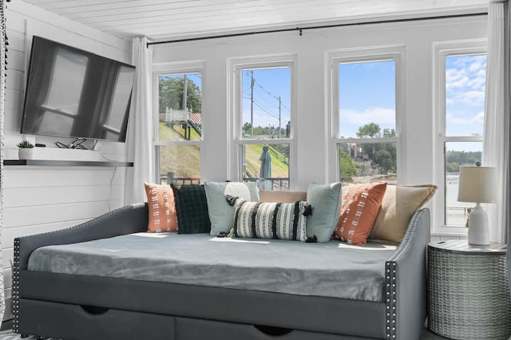 Lakeside Bungalow ~ Pool | Hot Tub | Beach - Burlington, VT