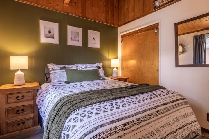 The Evergreen- New! Quiet! Fenced Yard! - Big Bear Lake, CA