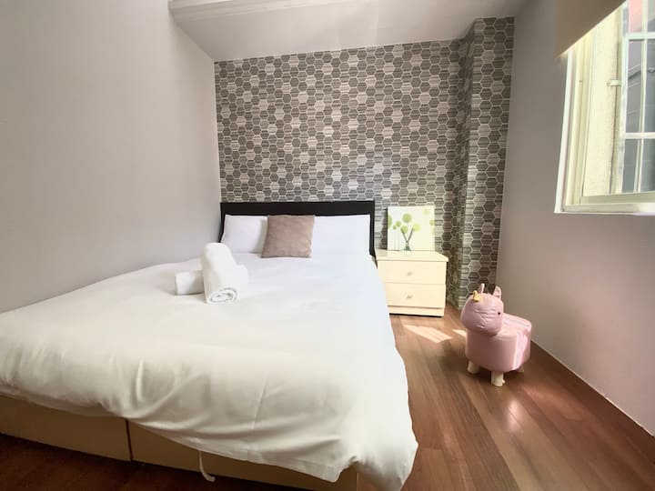 F4 / 捷運西門站 / 5-8 Min / Taipei 101 / 紅樓/台北車站 - Taipei