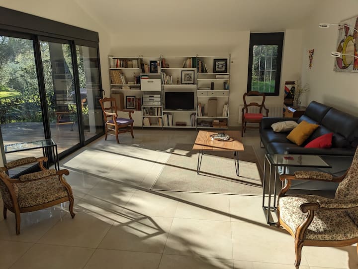 Grande Villa, Sur 6000m2, Jacuzzi, Proche Centre - Nimes